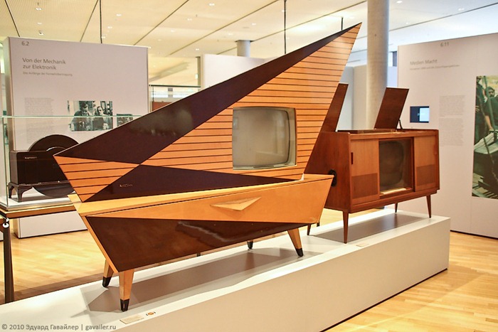 Inside Frankfurt Museum of Communication | Amusing Planet